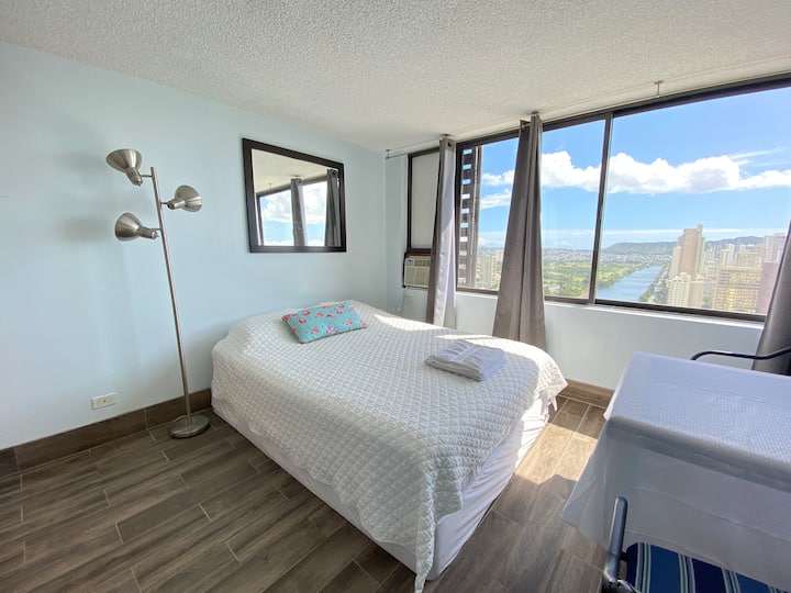 B New Waikiki Studio Cozy Ocean Views Top Location - Honolulu
