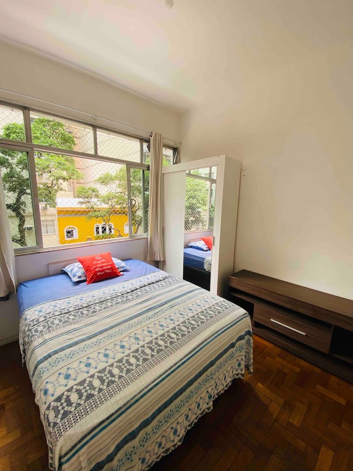 Quarto Em Copacabana, 2 Quadras Da Praia - Rio de Janeiro