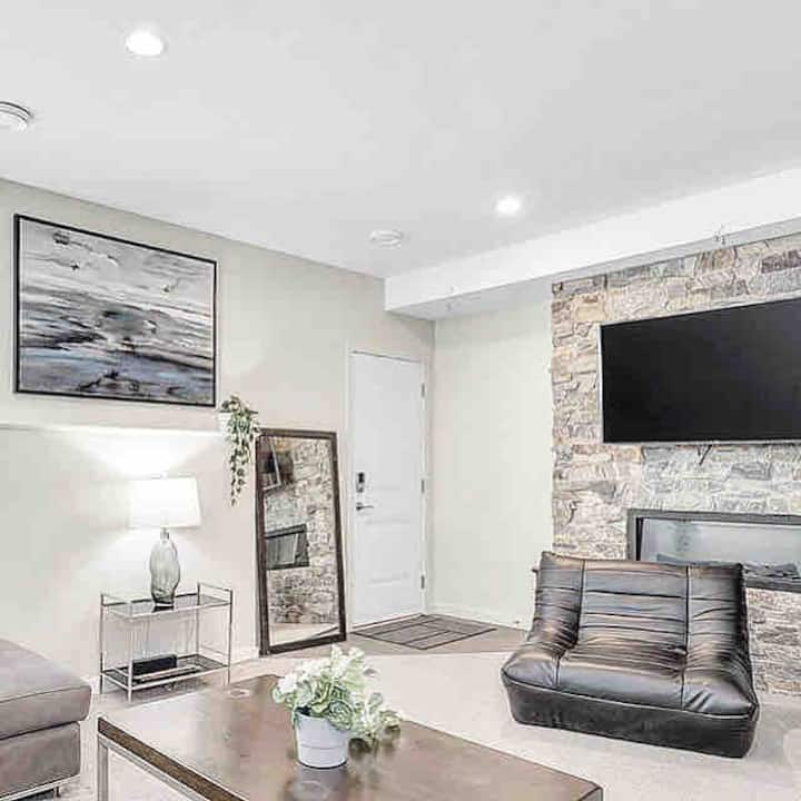 Private Suite With Open Concept And Lots Of Light - West Kelowna