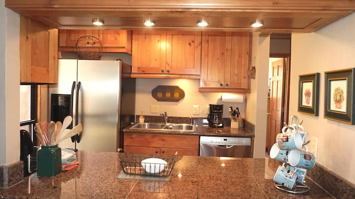 Quiet Cozy Condo 1 Block From Main St+ Clubhouse - Frisco, CO