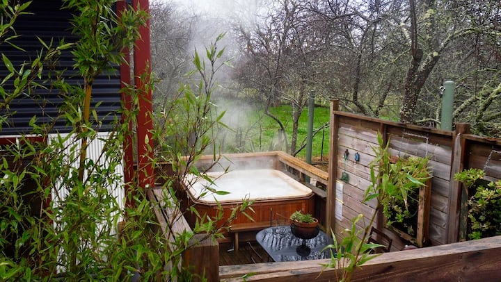 Quirky Private Outdoor Spa Retreat - Daylesford