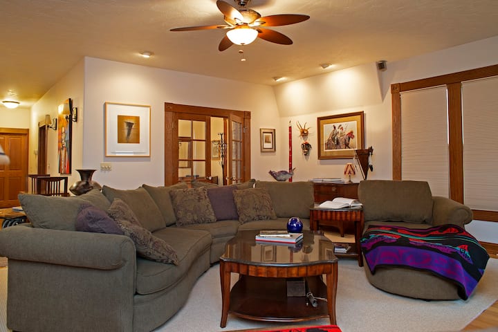 Wallowa Suite-jacuzzi-fireplace-deck-k-suite - Pendleton, OR