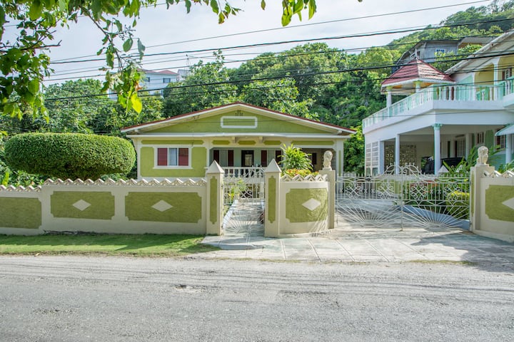 Entire Private Home Near Boston Beach |Sleeps 2–6 - Jamaika