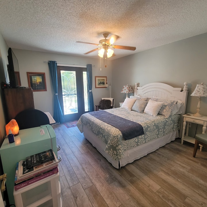 A Private Bungalow. Cozy & Clean. Near Everything! - The Villages, FL