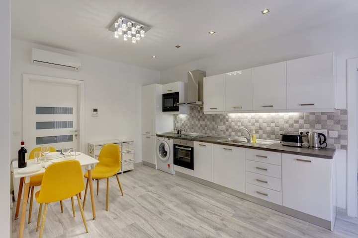 Splendid Apartment, Steps Away From The Sea - Málta