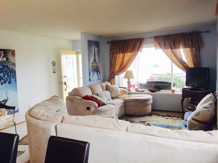 Sanctuary By The Sea Master Bedroom W/2 Beds - Seaside, CA