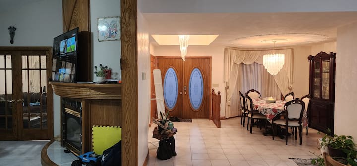 One Spacious Room In  Lower Level  Luxury Home - Leamington