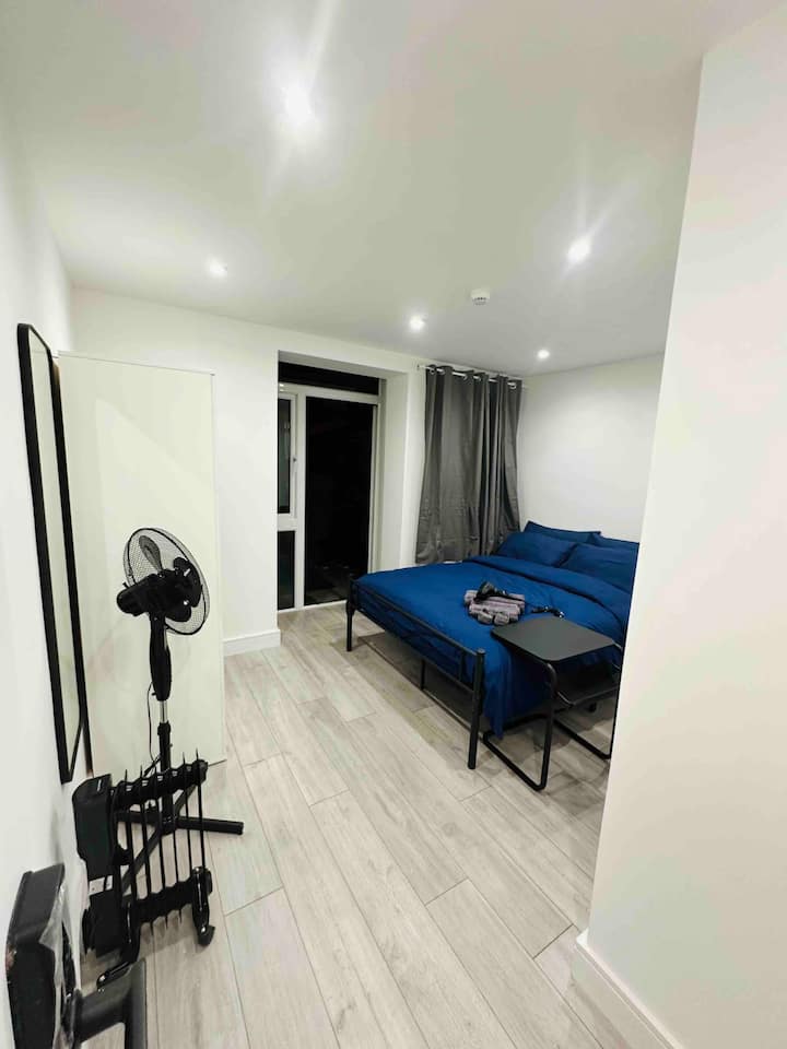 London Bridge/waterloo Close By - London