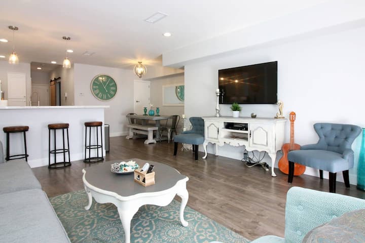 Ginima's Beach House Blocks From Beach And Bay! - San Diego, CA