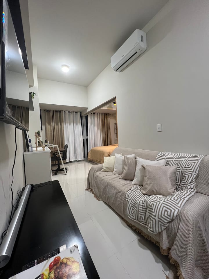 Lovely 1-br Condo W/ Balcony Near Uptown Mall, Bgc - Taguig