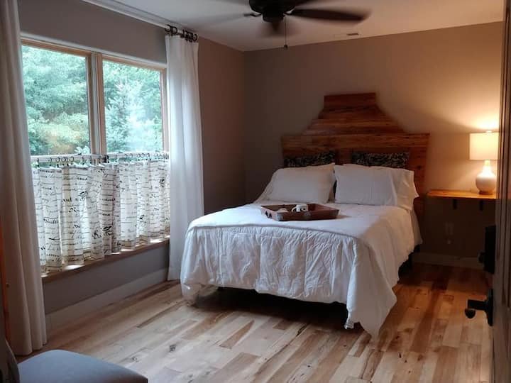 Scholé On The Tuck: 2 Bed / 2 Bath Private Suite - Sylva, NC