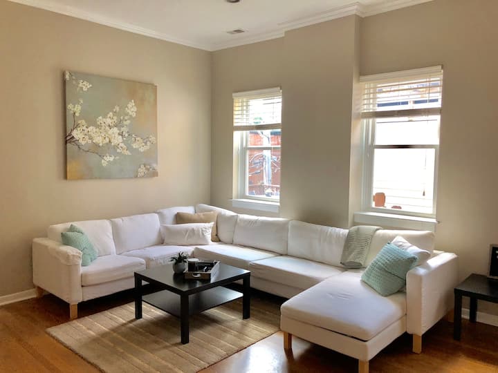 Sophisticated, 2-br Condo In Old Town - Chicago, IL