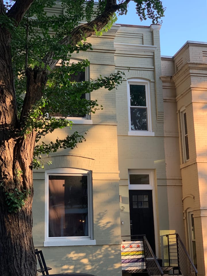 Comfortable, Spacious Apartment W/parking Pass - Capitol Hill, DC