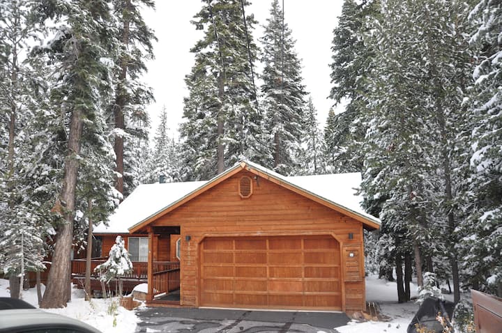 "Mountain Getaway" Comfortable Tahoe-donner Cabin - Truckee, CA