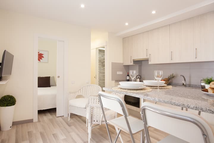 Gp27 - 2 Min Beach - 2 Bedroom, Dressing, Balcony - Barcelona