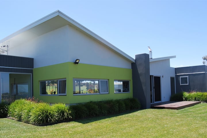 Contemporary Home Overlooking Woodford Valley - Warrnambool