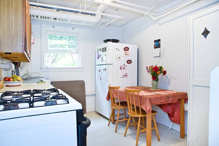 Quiet Room In Bethesda Near Metro/nih - Bethesda, MD