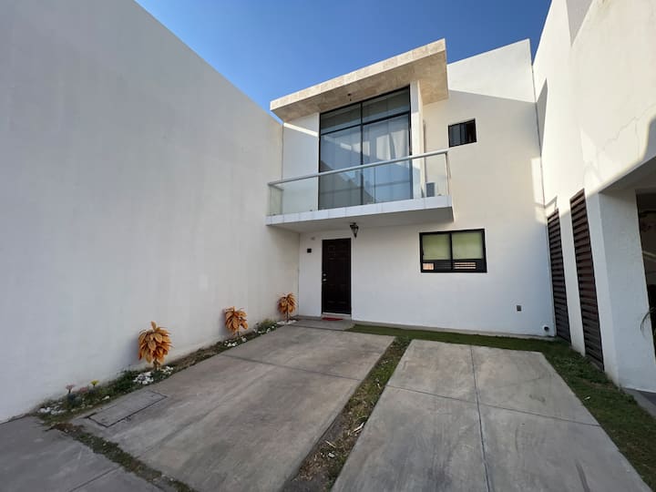 Casa Grande En Privada Con Patio - Celaya