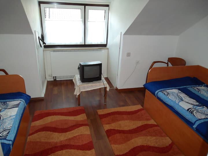 Schöne  Ruhige 2-zimmer Dg-wohnung - Gauting