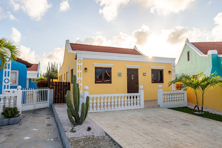 Yellow Cunucu - 4 Bedroom House - Aruba