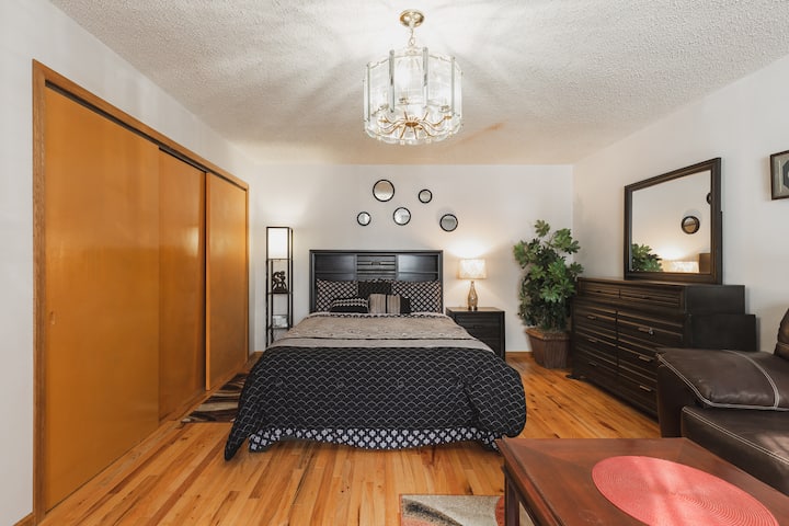 Spacious & Safe 4br Home | Convenient + 4 Parkings - Milwaukee