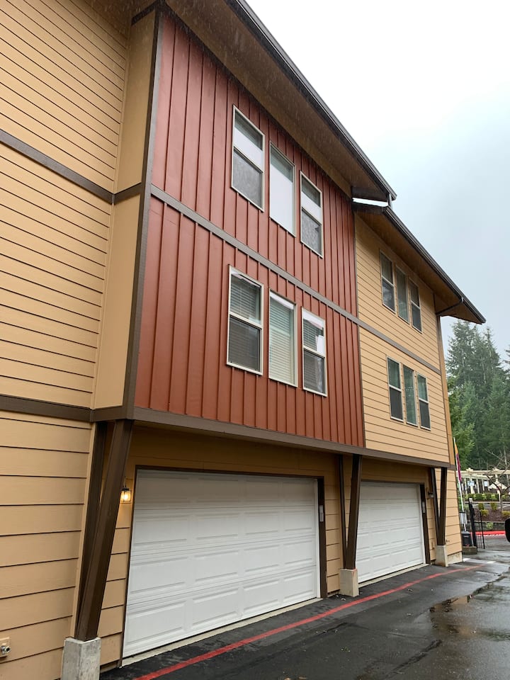Spacious 4 Bd/2.5 Bath Townhome W/ 2 Car Garage - Renton, WA