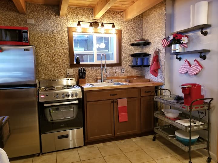 Darling Lake Front Cabin Sleeps 2 Boat Slip & Ramp - Lake Almanor, CA