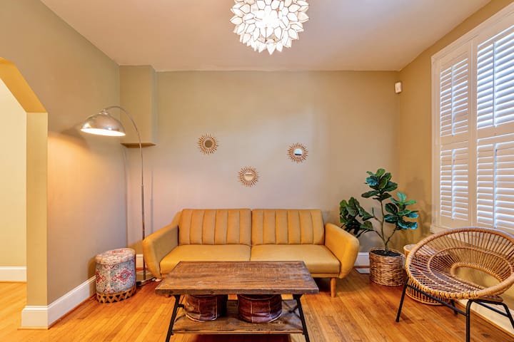 Enchanting Emerald Home In Downtown Frederick - Frederick, MD
