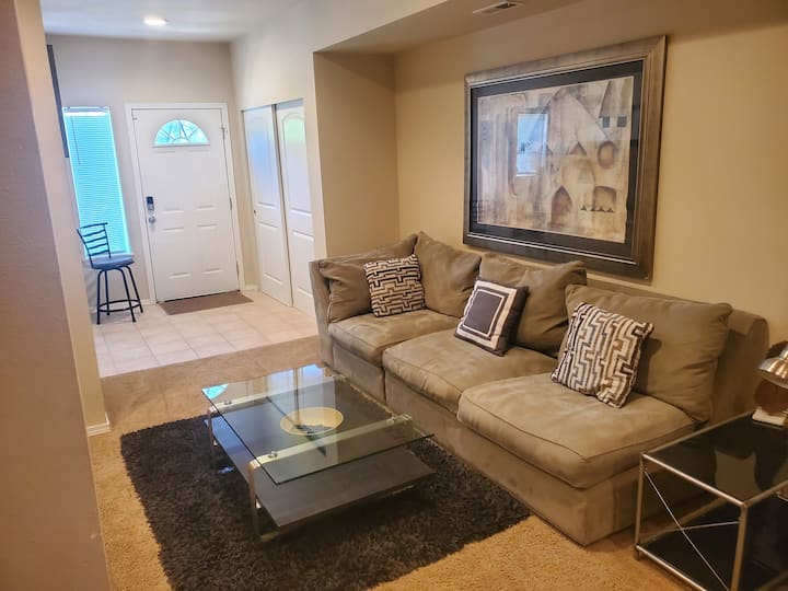 Delightful 2 Bdrm With Private Entry Self Checkin - Tacoma, WA