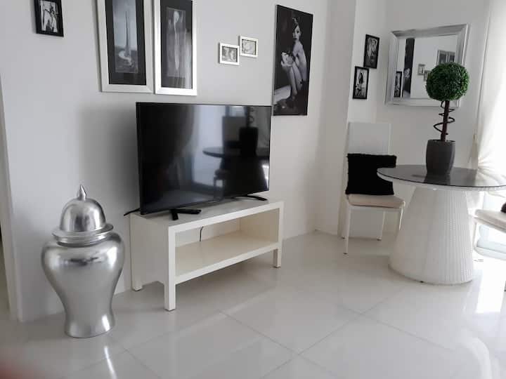 Kandi Tower Ii 1 Big Bdrm Apt Near Airport N Malls - Ángeles