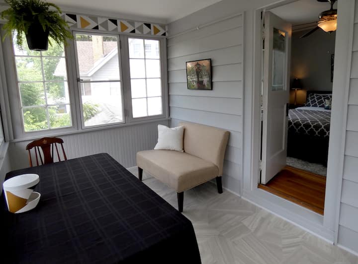 Cozy, Modern Guest Room & Bath Near Park Avenue - Rochester, NY