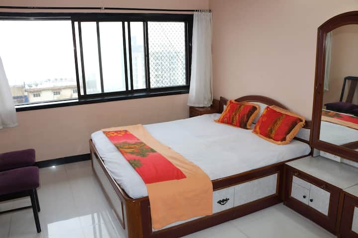 A Stay At Queen's Ocean View For Vegetarians - Bombay