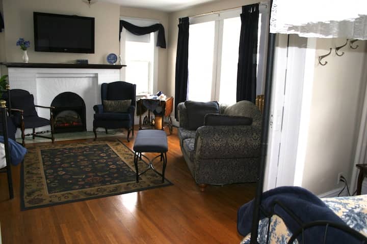 The Executive Suite @ Wakamow Heights B&b - Moose Jaw