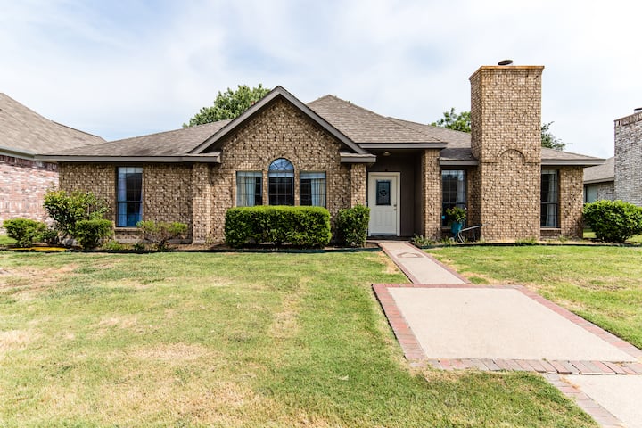 Peaceful  Retreat Home Away From Home. - Garland, TX