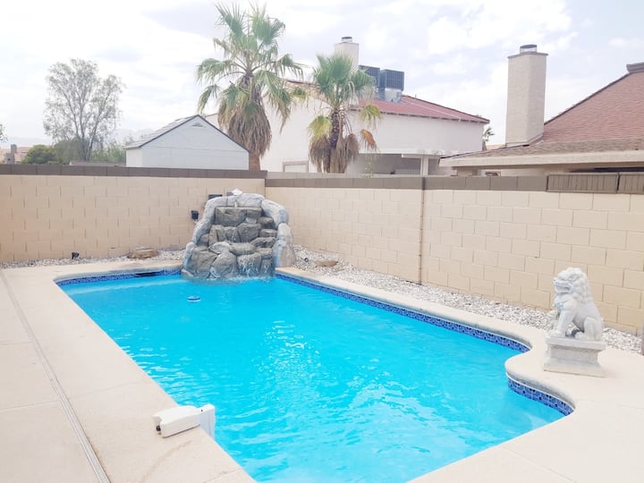 Spacious Home With Big Pool 20 Min From The Strip - Las Vegas, NV