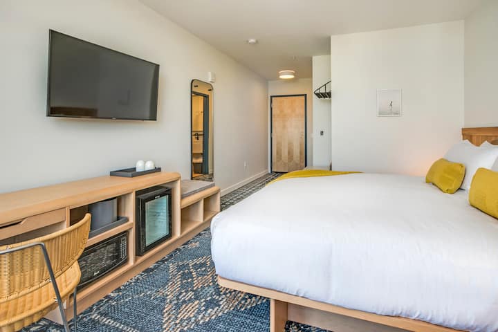 King Room At Saltline Hotel - Cannon Beach, OR