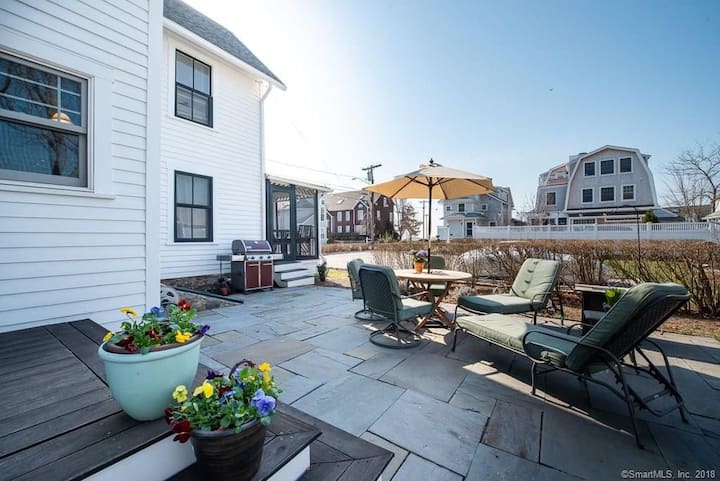Beautifully Updated 1900s Beach Cottage. - Madison, CT