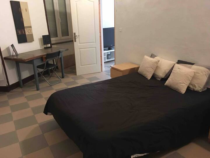 Bagnols Sûr Ceze: Apparemment Tres Bien Placé - Bagnols-sur-Cèze