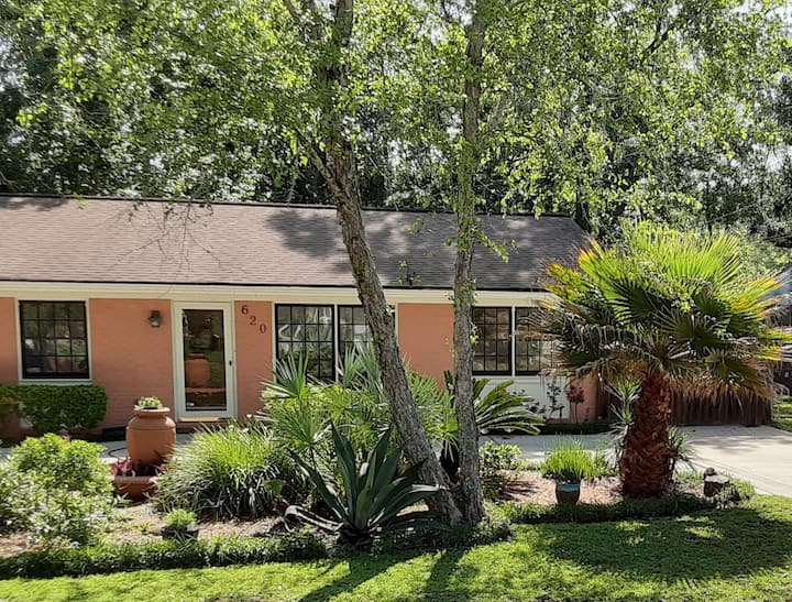 "The Garden Retreat"-guest & Pet Paradise! D’town - Ocean Springs, MS