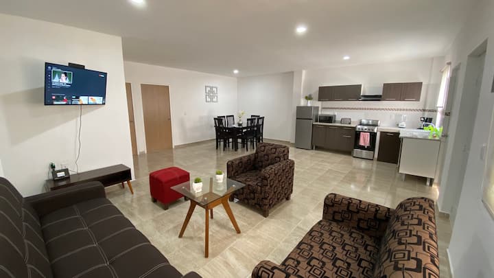 Depto. Bien Ubicado A/c Todo, Tv En Habitaciónes. - Tepic