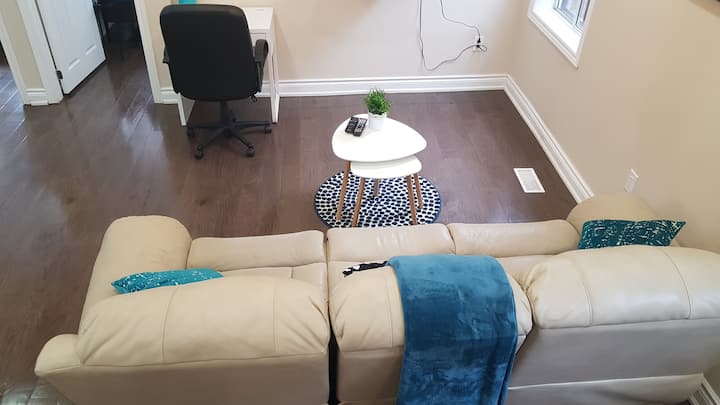 Upper Floor With Separate Entrance Near Shoppers - Hamilton