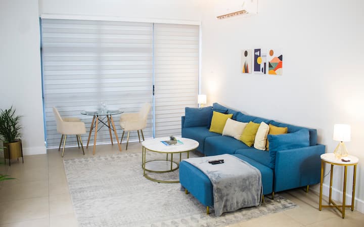 Modern 6th Floor 2-br Apt W/ Pool & King Bed - Kingston