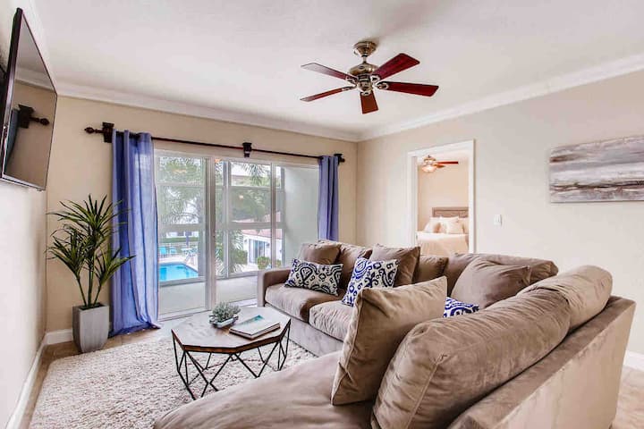 Serenity By The Sea, 2 Bedroom +Den, 2 Bath Across The Street From The Beach - Coral Springs, FL