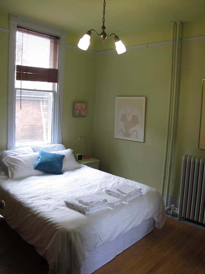 Charming Apartment In Artist's Home - Toronto