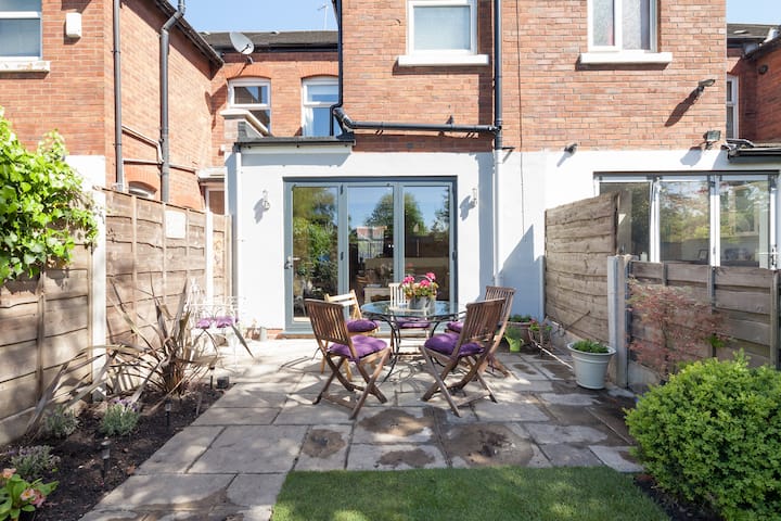 Luxury 2 Bed House - Wi-fi, Parking & Sunny Garden - Stockport