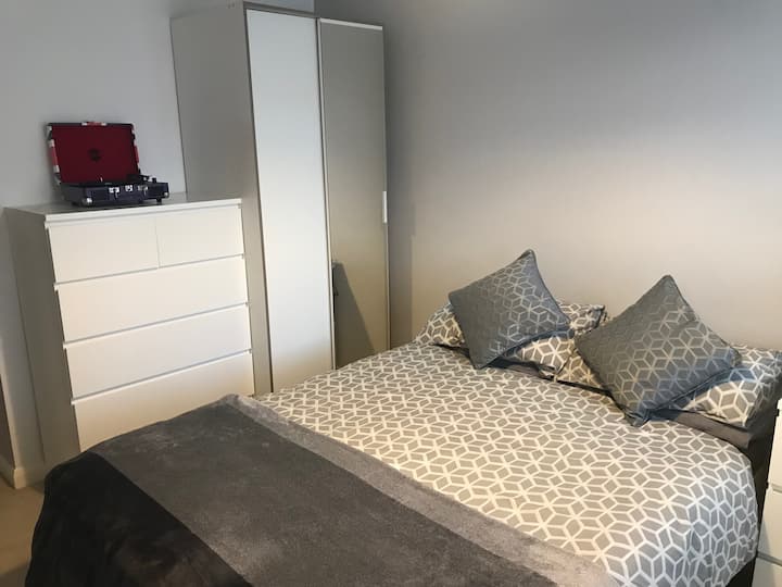 Double Room Near Horsham /Gatwick In Family Home - Horsham, UK