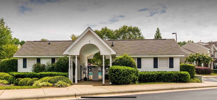 Executive & Luxury 2-bedroom Townhouse With Pool - Greensboro, NC