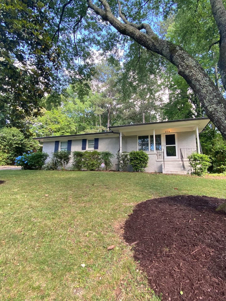 Cozy Updated Ranch 8 Mins From Atl Airport! - Atlanta, GA
