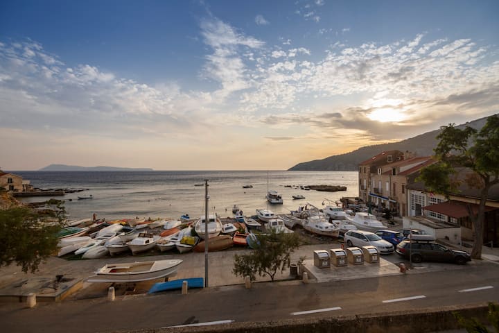 Waterfront Apartment  - 4 Persons - Comisa