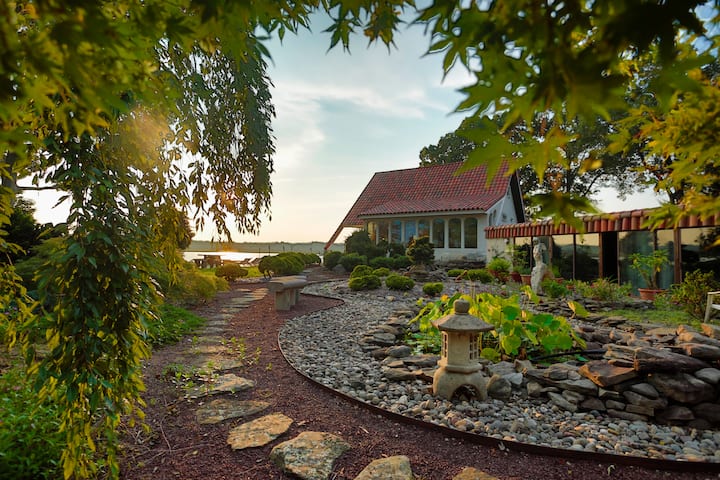 Villamour: Riverside Garden Estate - North Beach, MD